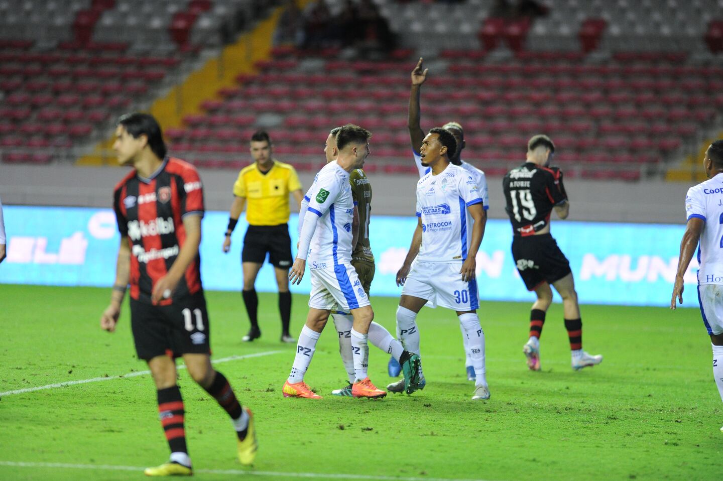 Alajuelense hizo todo menos el gol contra un valiente Pérez Zeledón ...