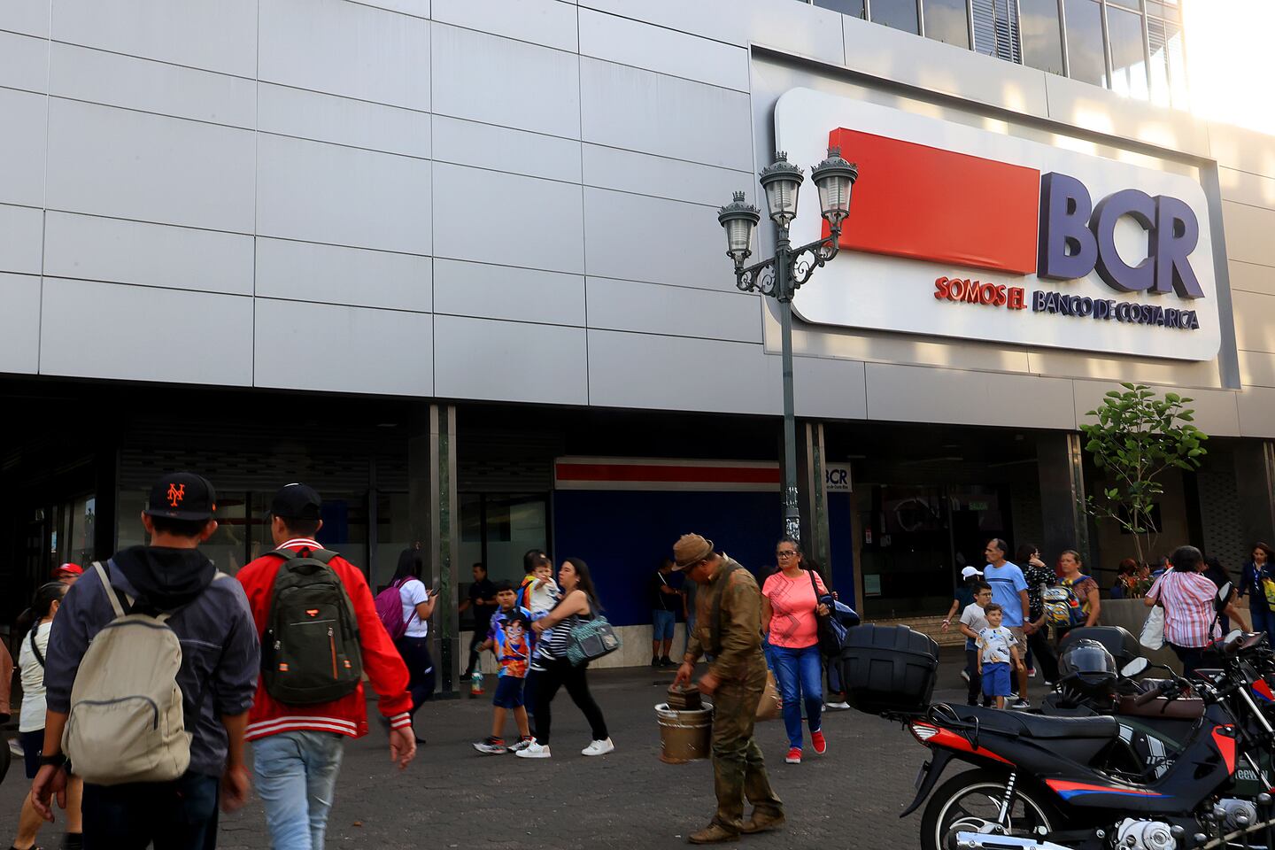 BCR amplía horarios para renovar miles de tarjetas vencidas | La Nación