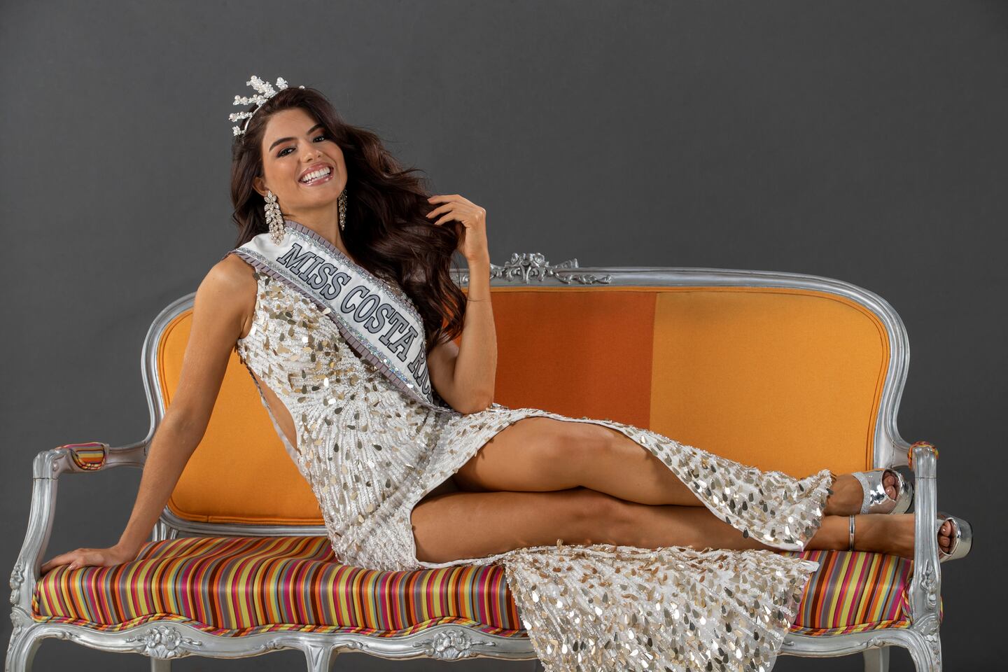 Miss Costa Rica Fernanda Rodríguez, reina saliente, da un poderoso ...