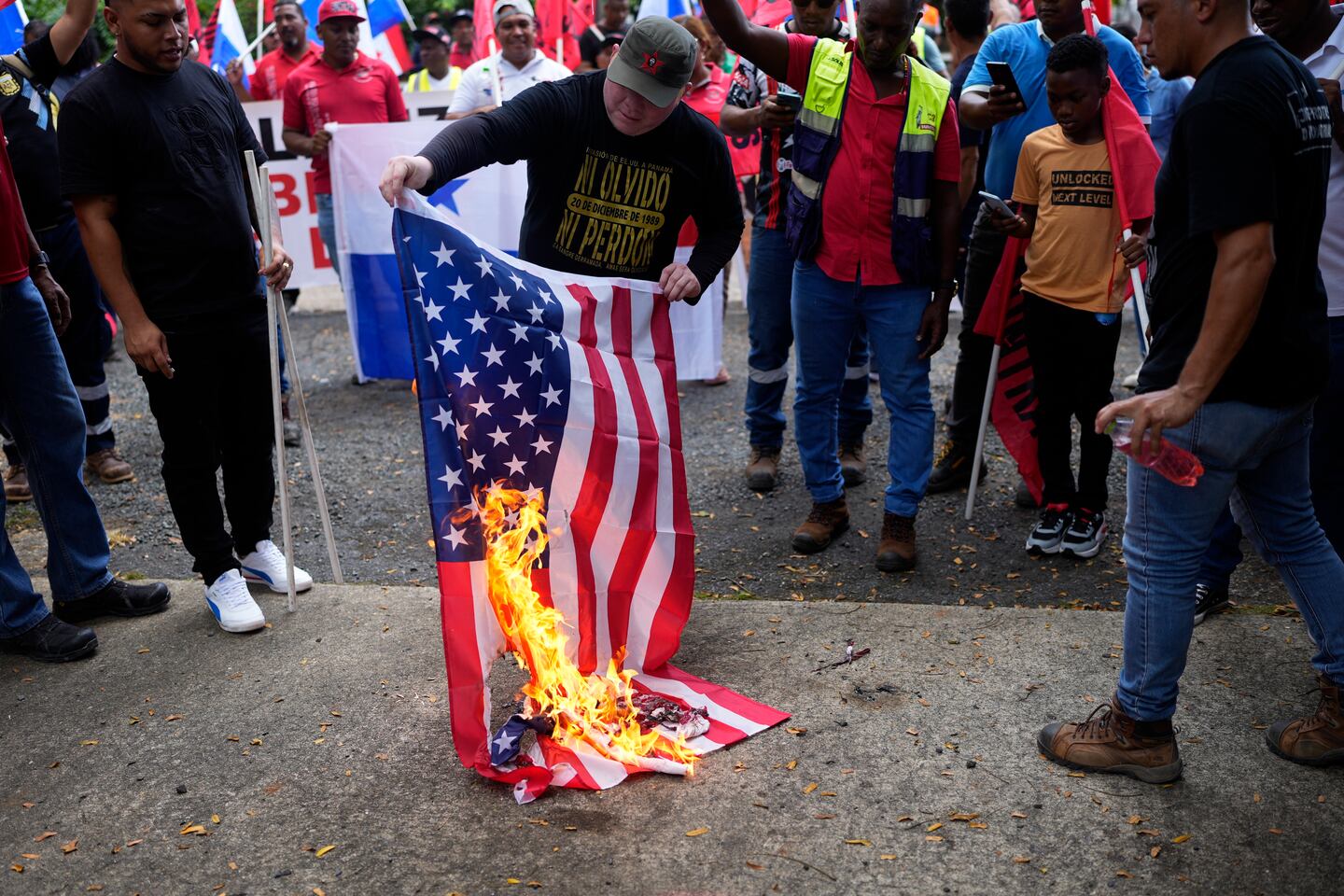 Protestas en Panamá: Manifestantes queman banderas de Estados Unidos en ...