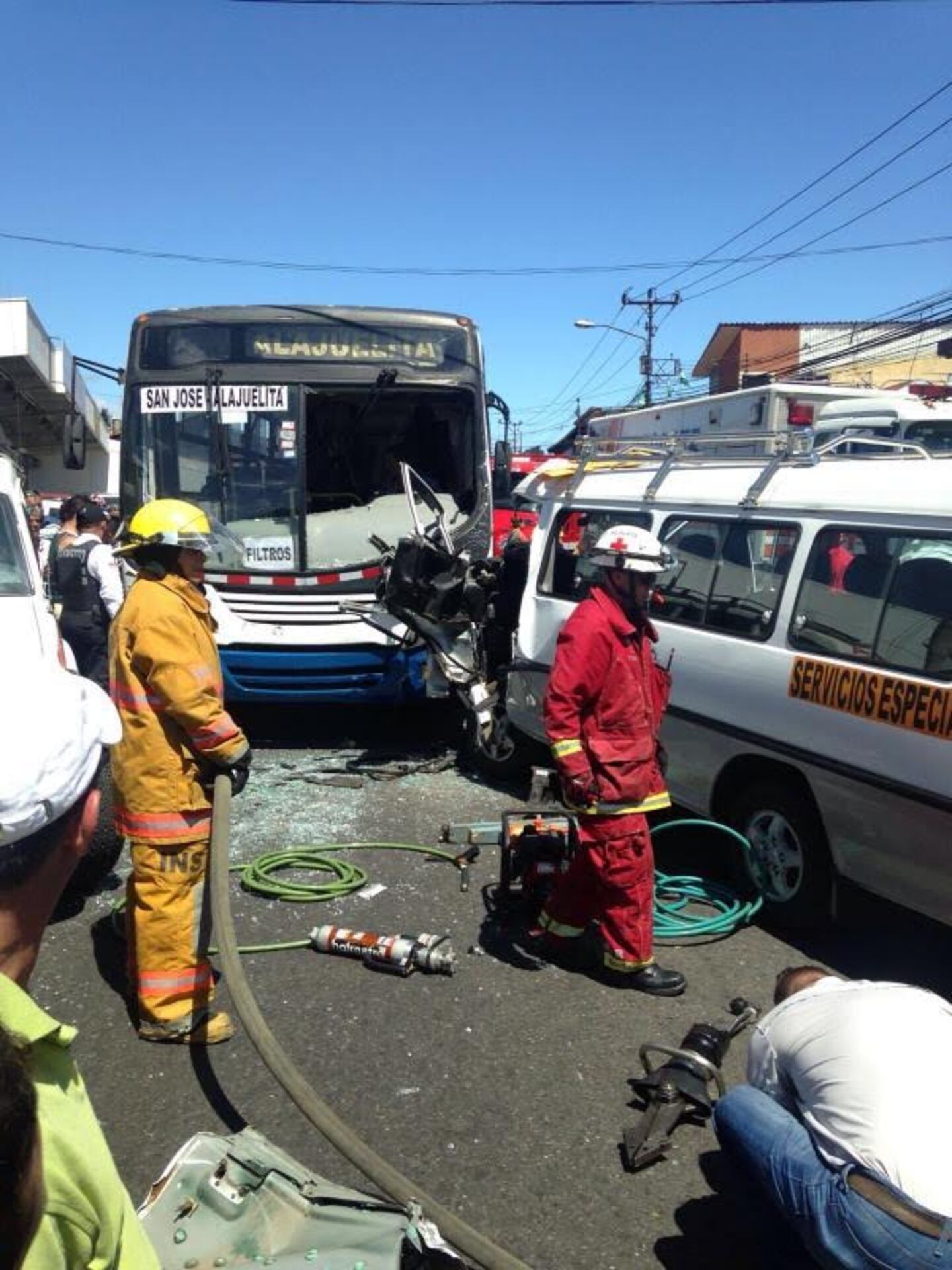 Murió en el hospital conductor de buseta que chocó contra autobús | La ...