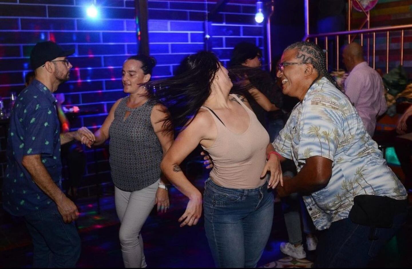 Péguese una buena bailadita al ritmo de salsa por 2 rojitos | La Nación