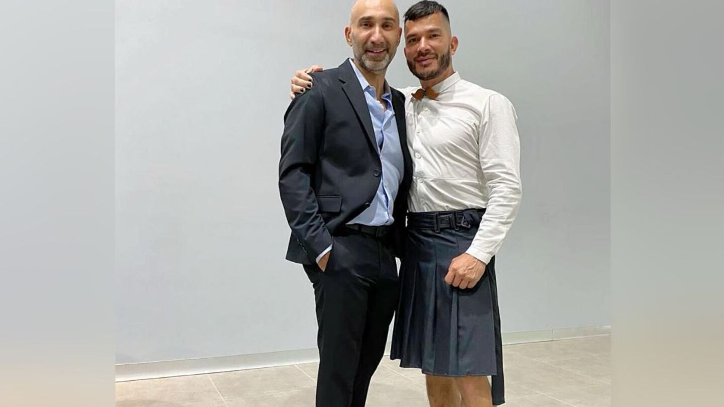 ¡Al estilo Brad Pitt! Actor tico desfila en falda en estreno de la ...