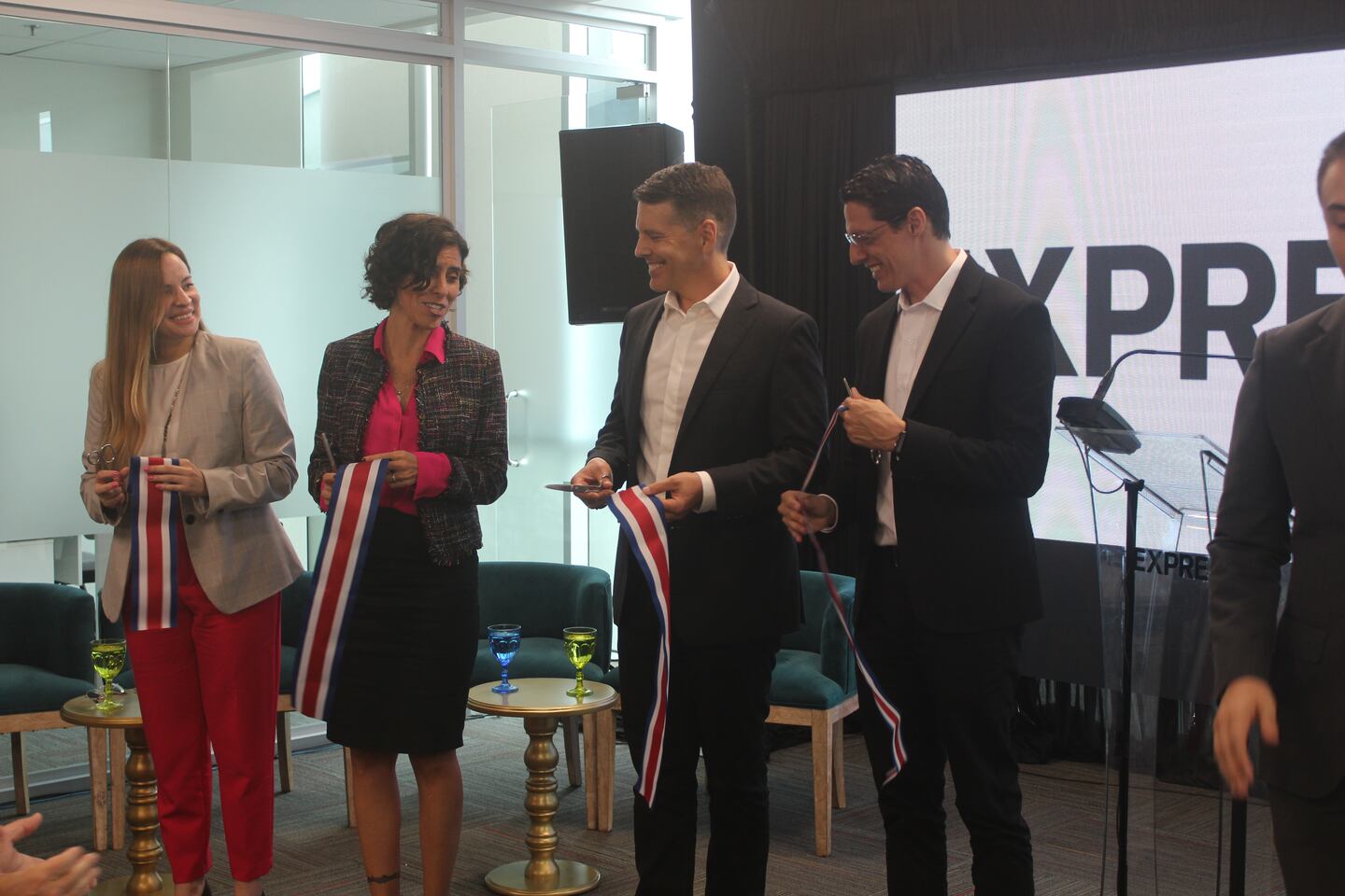 Compañía de ropa Express Inc. instala en Costa Rica centro de servicios ...