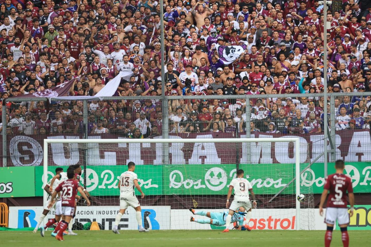 Analista arbitral: ‘Fue claro penal de James sobre Javon East’ | La Nación