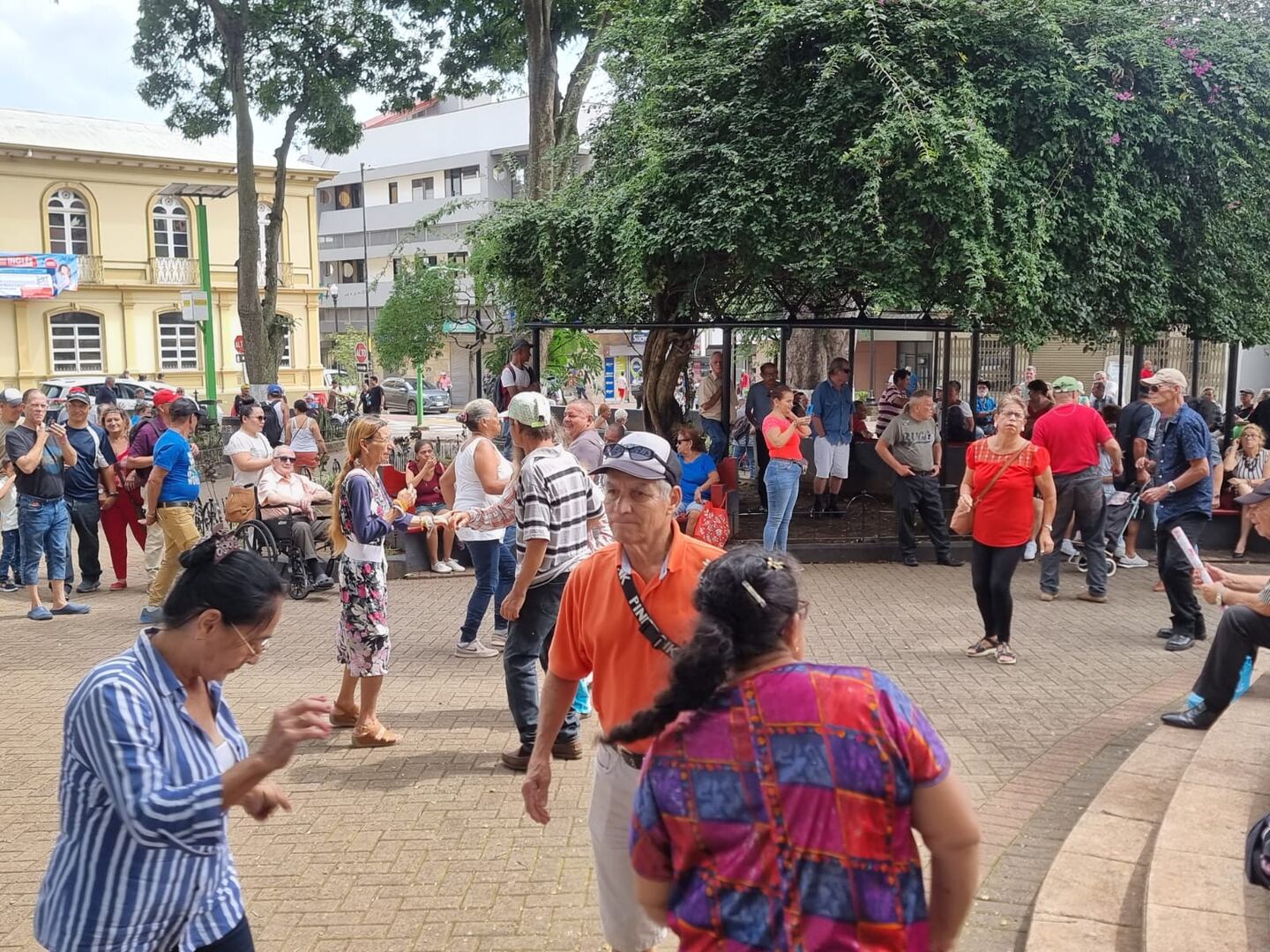 En el parque central de Alajuela se arma el baile todos los sábados ...