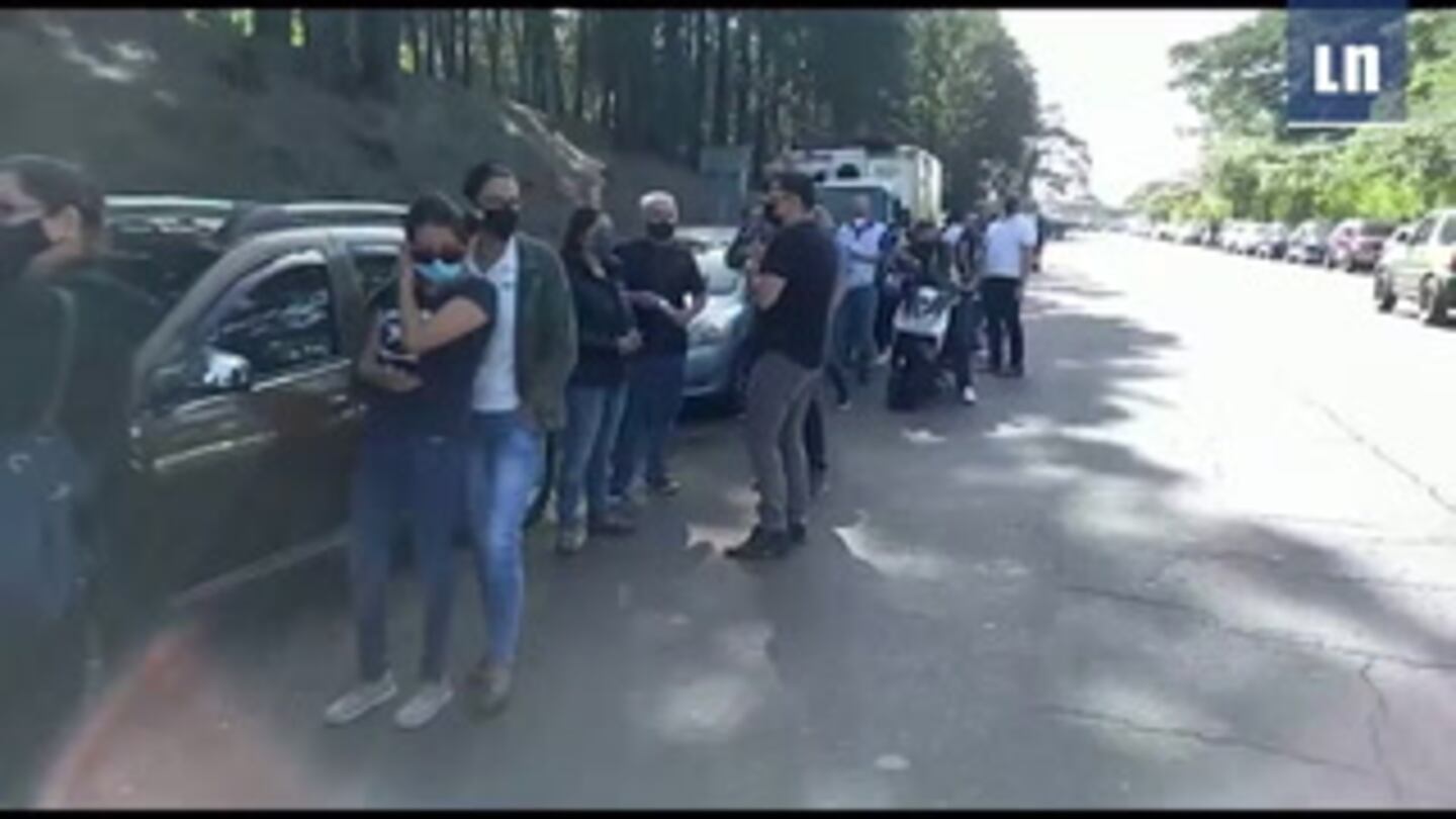 (Video) Más de 1 km de fila para vacuna en INA de La Uruca | La Nación