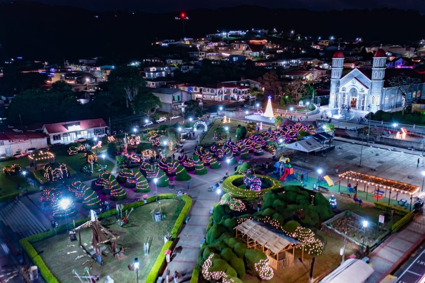 Zarcero recibe Navidad iluminando su parque bajo el lema ‘corazón de ...
