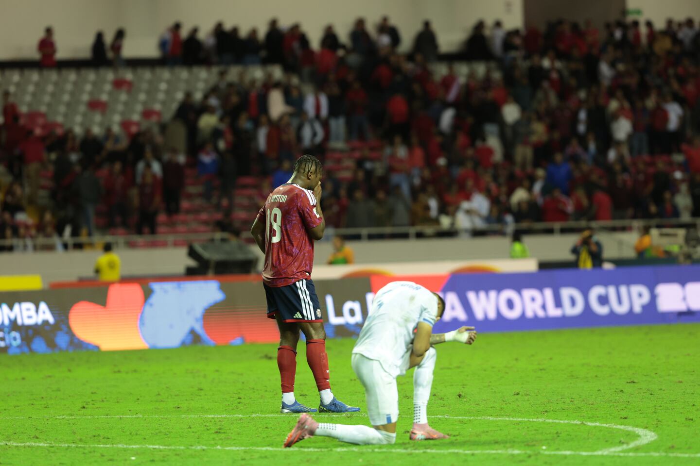 El llanto desconsolado de Kendall Waston en la noche más amarga de la ...