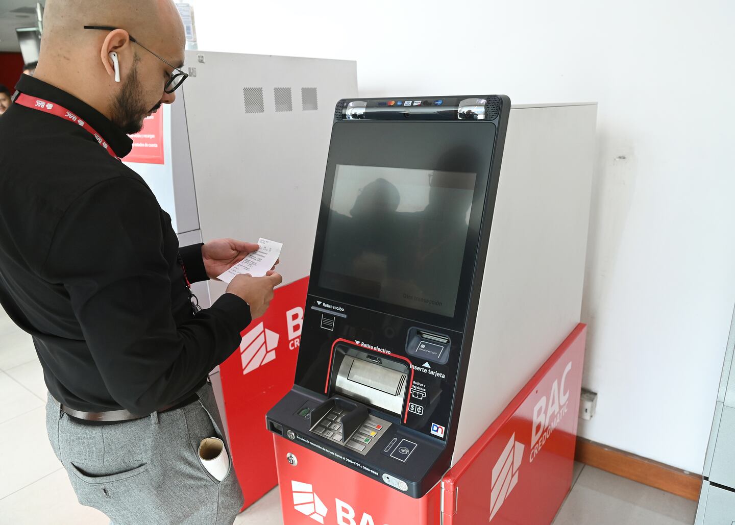Bancos invierten en cajeros automáticos con nuevas funciones y más ...