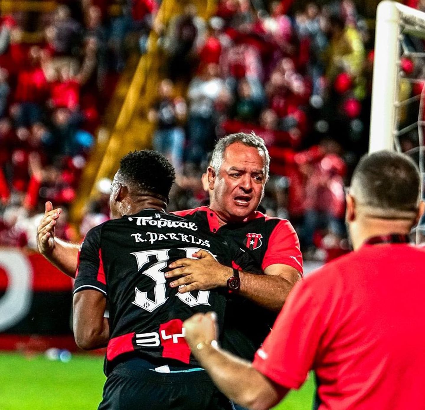 Joseph Joseph enloquecido con un gol refleja el sentir de la afición de ...