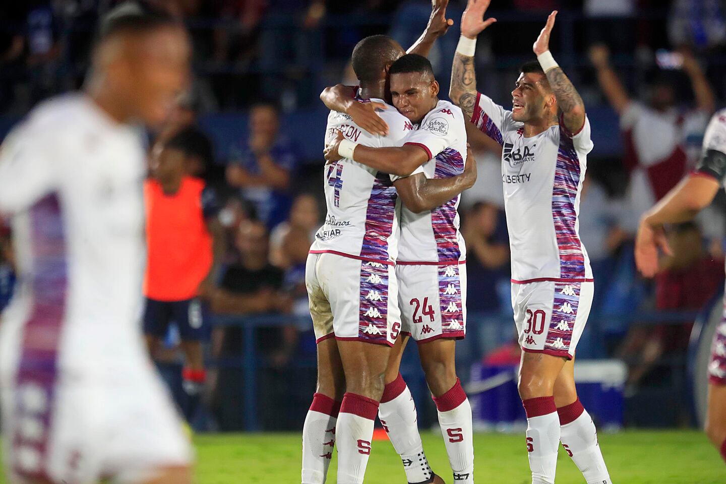 Kendall Waston pide a los árbitros no pitar ‘estupideces o pequeñeces ...