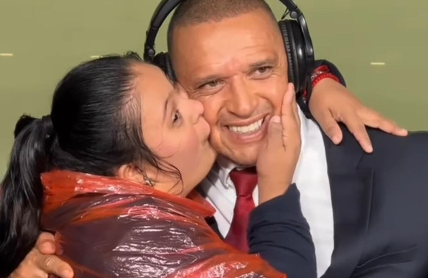 El conmovedor momento que protagonizaron Erick Lonis y una fan en ...