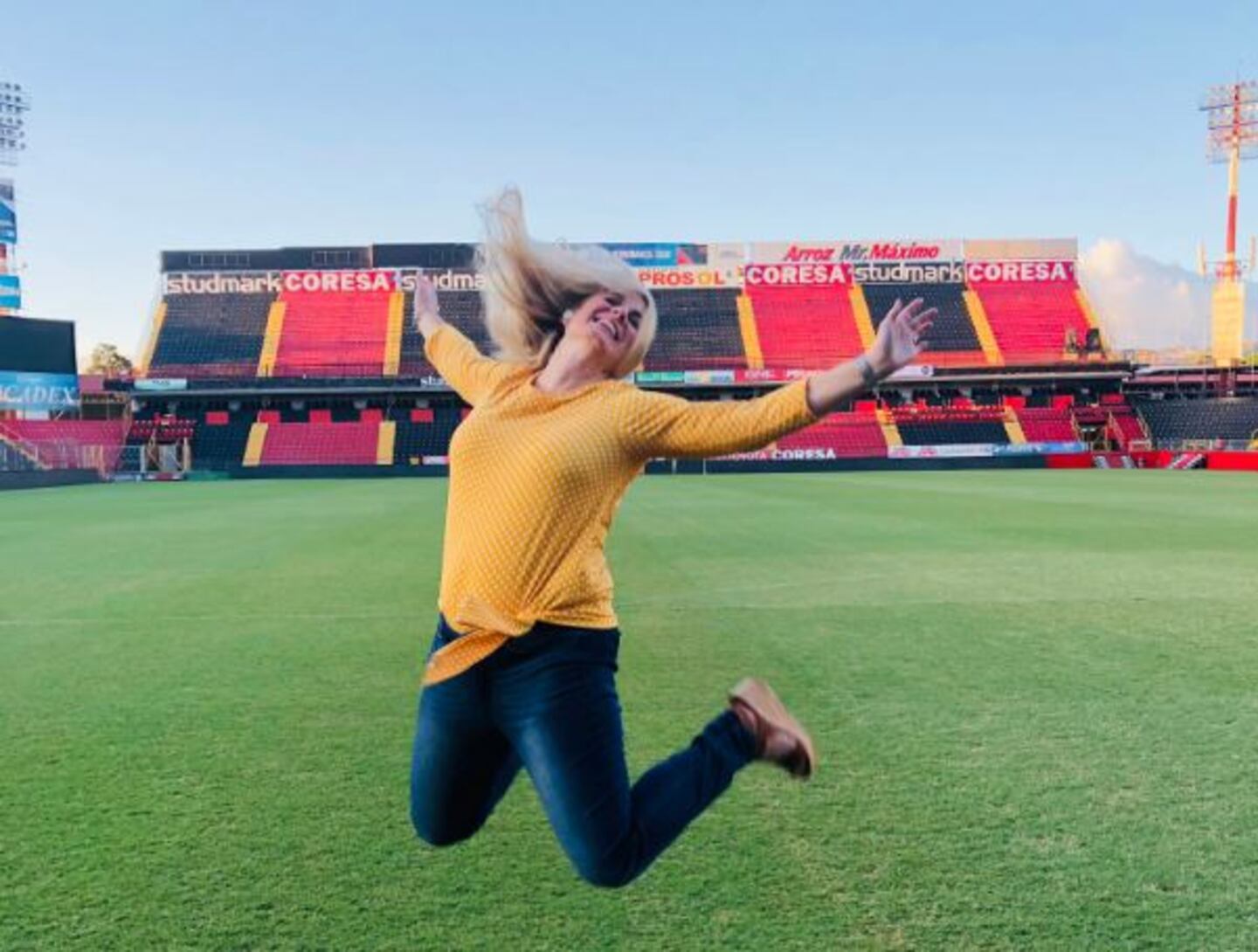 Blog Actualidad Rojinegra: Tara Key, del avión al Morera Soto por puro ...