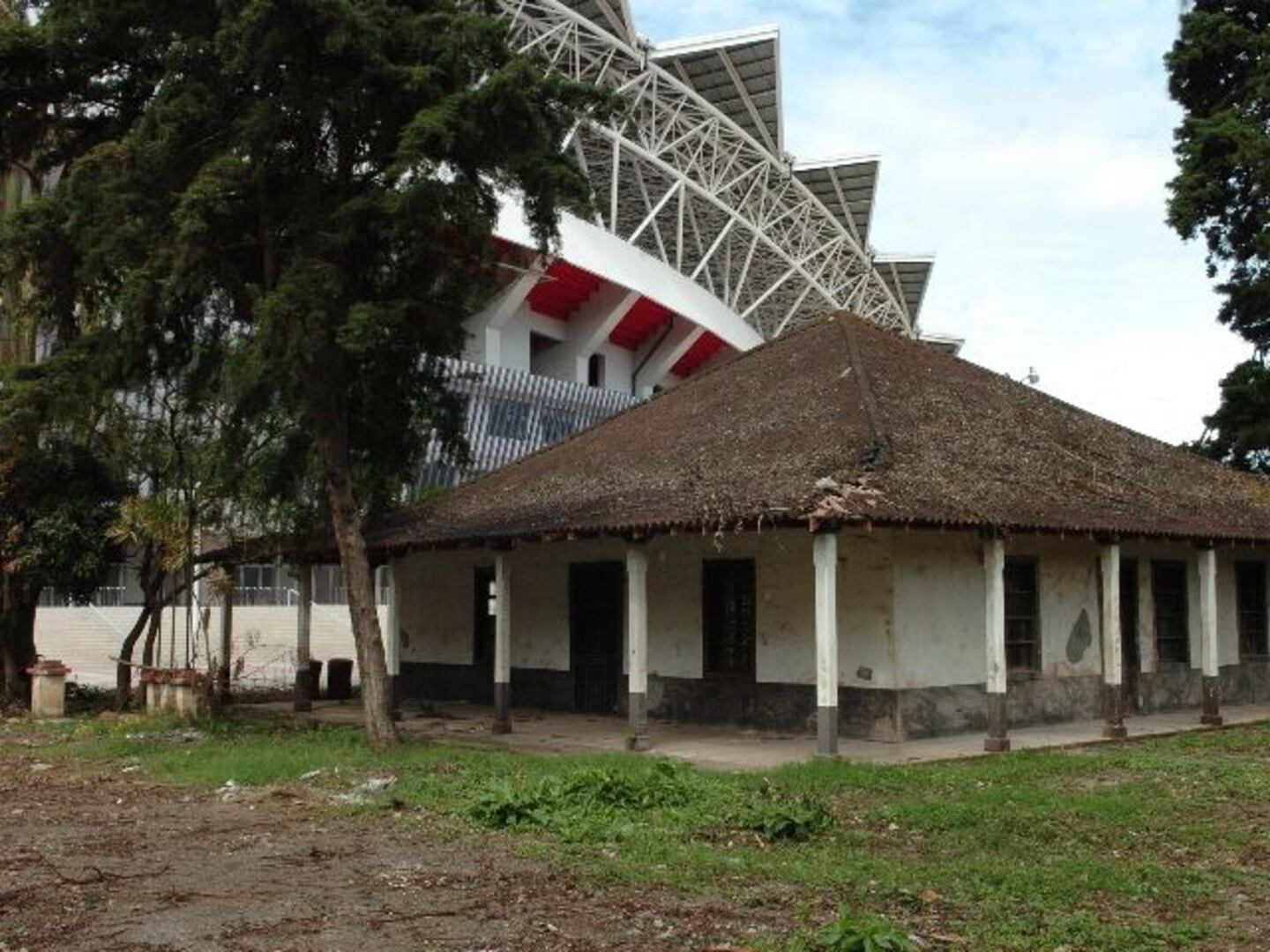 Prometen remozar edificio más viejo de La Sabana | La Nación