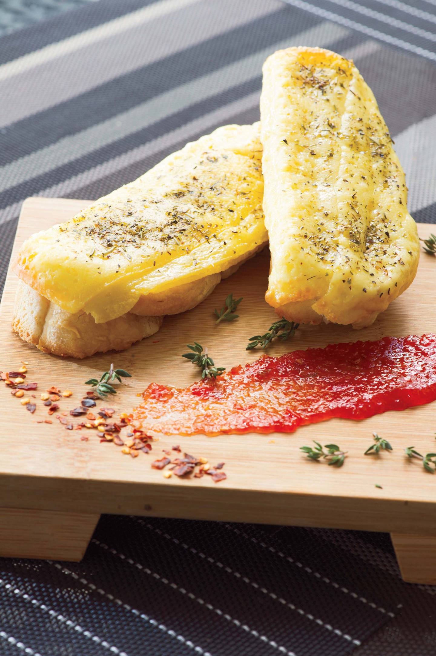 Tostada de queso artesanal y jalea de chile dulce y tomate | La Nación