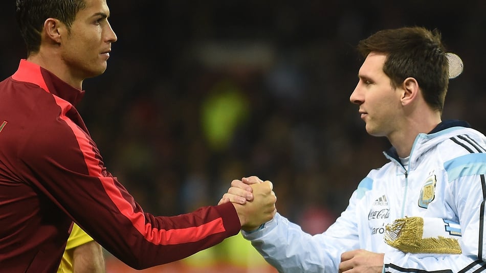 Ronaldo y Messi no pasaron de la palmadita y la sonrisa en el arranque ...