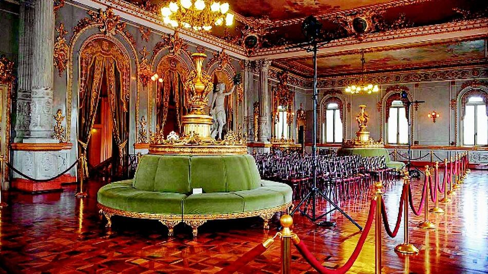 Daños en el ‘foyer’ del Teatro Nacional obligan a regular su uso - La ...