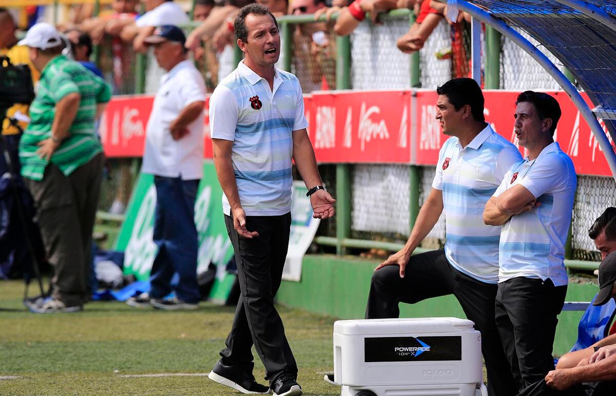 Wílmer López se contagió de su propia magia y debuta con triunfo como ...